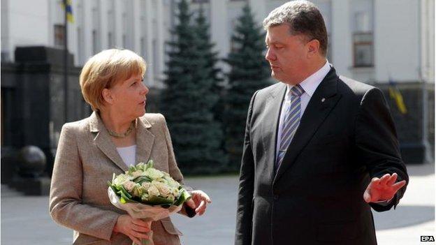 Ukraine crisis: Russian lorries leave as Merkel visits - BBC News