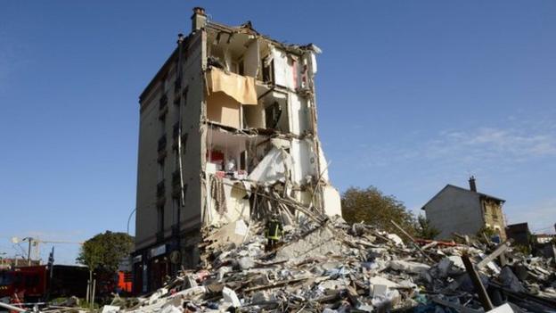 Paris flats explosion leaves seven dead - BBC News