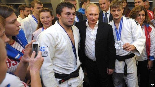 Ukraine crisis: US senators urge arms 'to fight Russia' - BBC News