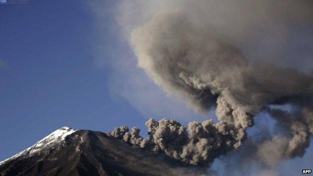 Tungurahua volcano in Ecuador: Increased activity - BBC News