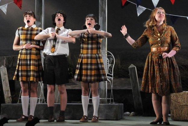 Mid Wales Opera Carmen gala show marks 25th anniversary - BBC News