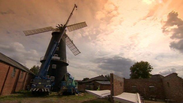 Heckington Windmill restarts flour milling - BBC News