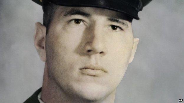 Obama awards Medal of Honor to Vietnam War soldiers - BBC News