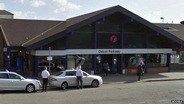 Didcot Parkway railway station £8m revamp complete - BBC News