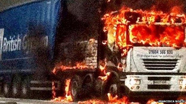 M1 in Northamptonshire reopened after large lorry fire - BBC News