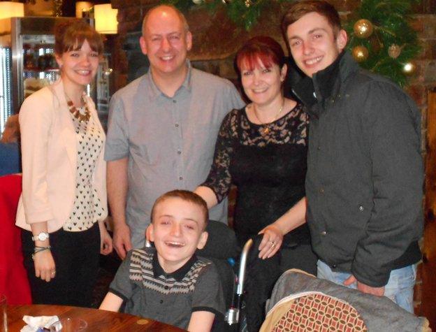 Ben Talbot appeal: Funds raised for Finedon boy's leg operation - BBC News