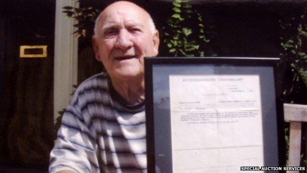 Great Train Robber Tommy Wisbey charge sheet auctioned - BBC News