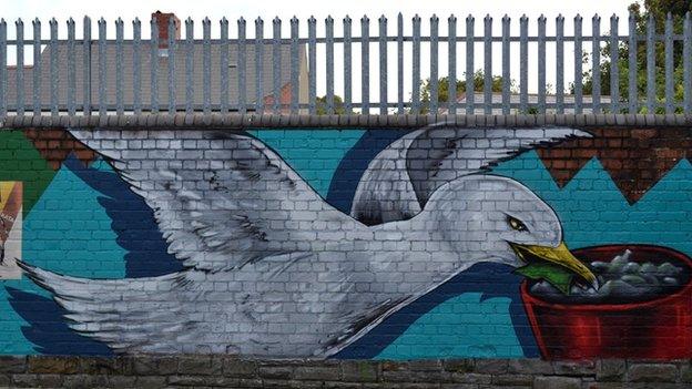 Bert Wall, 91, honoured on mural on Cathays street - BBC News