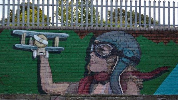 Bert Wall, 91, honoured on mural on Cathays street - BBC News
