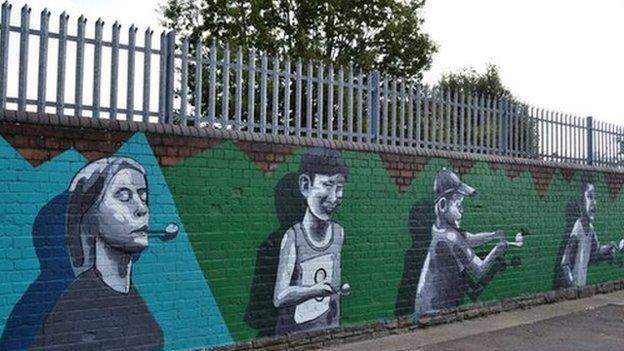 Bert Wall, 91, honoured on mural on Cathays street - BBC News