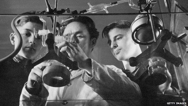 Nobel Prize: How English beat German as language of science - BBC News