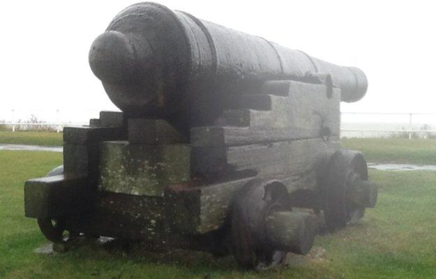 Southwold Gun Hill cannon need repairs - BBC News