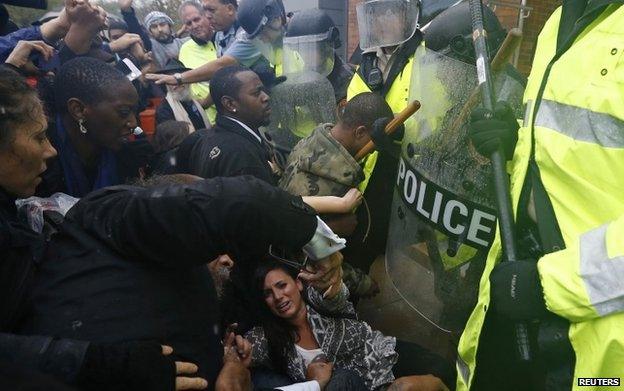 Dozens arrested in Ferguson protests - BBC News
