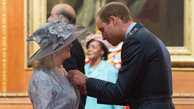Nurse awarded MBE gives Prince William parenting advice - BBC News