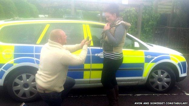 Man makes marriage proposal in police car - BBC News
