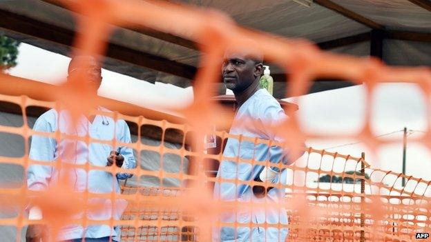 Ebola outbreak: US nurse criticises quarantine treatment - BBC News