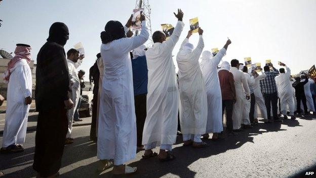 Saudi Arabia: Lawyers jailed for judiciary criticism - BBC News