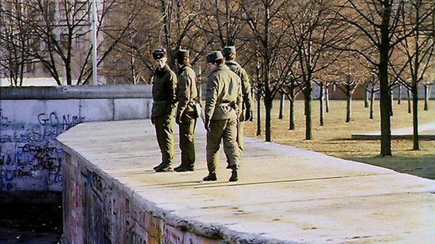 Berlin: Remembering the wall - BBC News