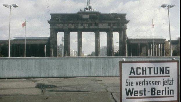 Berlin: Remembering the wall - BBC News