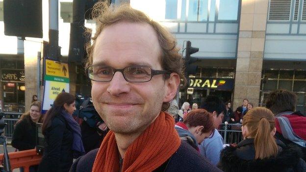 Rik Mayall 'Bottom' bench unveiled in Hammersmith - BBC News