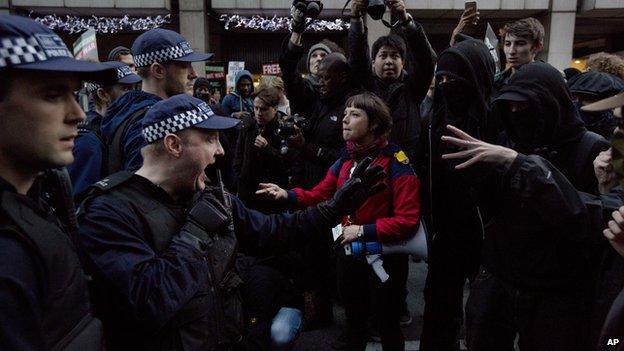 London student demonstration sees arrests and scuffles - BBC News