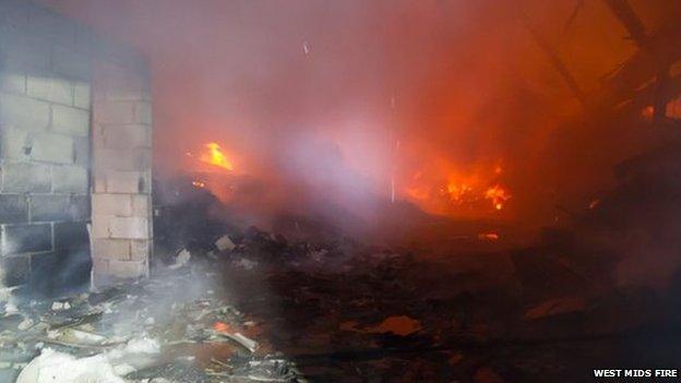Bilston fire: Crews tackle Oxford Street blaze - BBC News