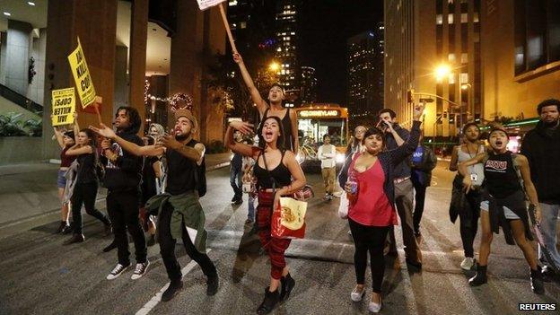 Ferguson shooting: Calm returns on snowy Thanksgiving - BBC News