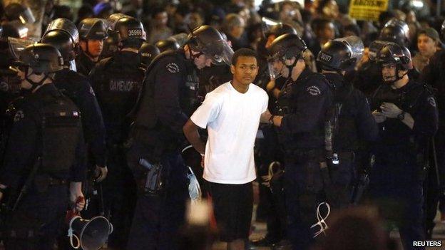 Ferguson shooting: Calm returns on snowy Thanksgiving - BBC News