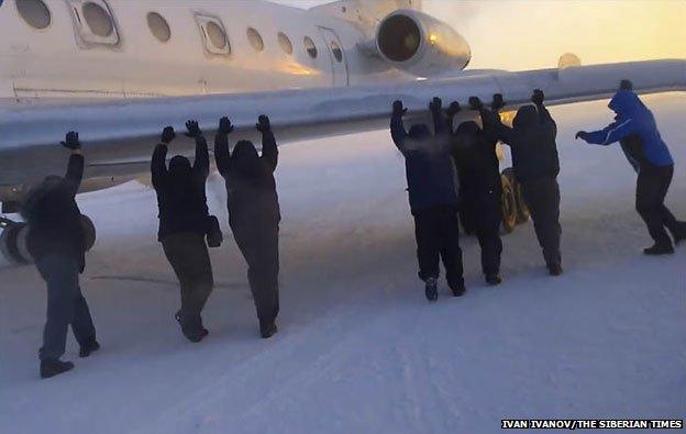 Who, what, why: How easy is it to push a plane? - BBC News