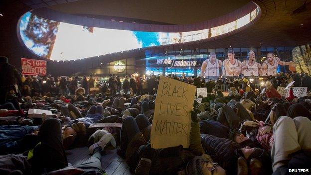 Royals watch New York basketball game amid 'chokehold' demo - BBC News