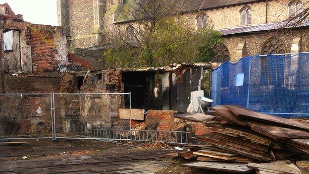 Fakenham fire: Electrics blamed for Aldiss market place blaze - BBC News