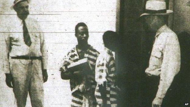US judge overturns 1940s conviction of executed boy - BBC News