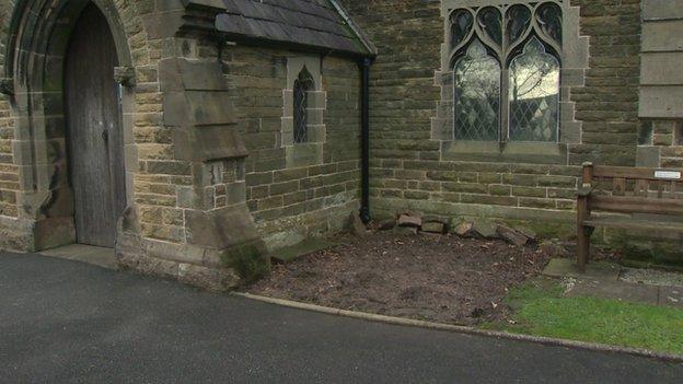 Tracey Mertens: Appeal over Cheshire petrol murder 20 years on - BBC News