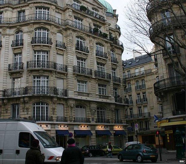 Short-let apartments spark Paris row as Airbnb thrives - BBC News