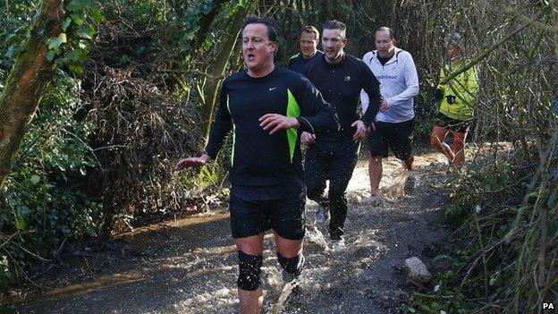 David Cameron joins runners in Cotswolds festive challenge - BBC News