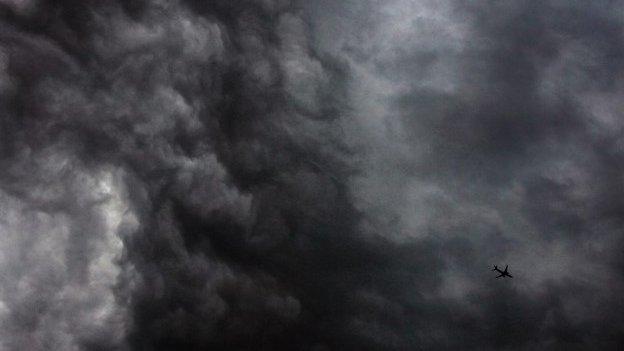 AirAsia QZ8501: Does bad weather cause plane crashes? - BBC News