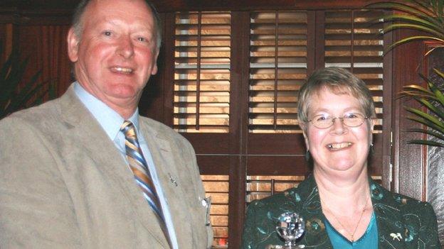 Bedford White Horse: Susan and Nigel Anstead honoured by Queen - BBC News