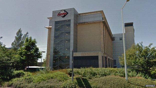 Murder suspect manhunt after body found in Cardiff hotel - BBC News