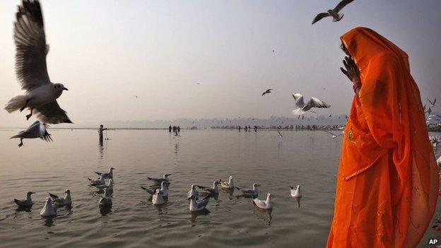 More than 100 bodies recovered from India's Ganges - BBC News