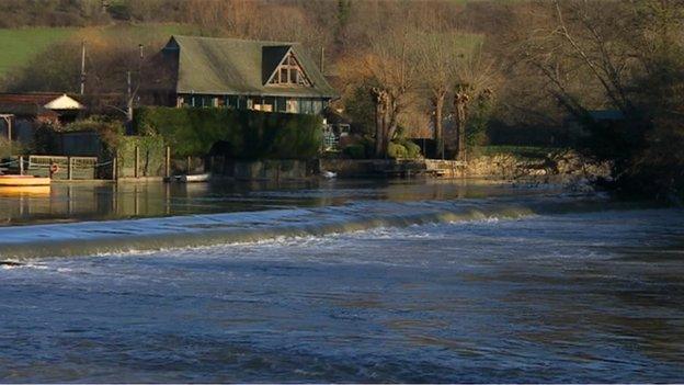 River Avon death: Capsize spot 'had water hammering through' - BBC News