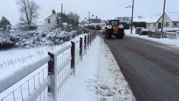 Northern Ireland snow: Transport and roads affected - BBC News