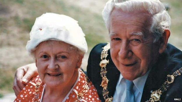 D-Day veteran Bernard Jordan's war medals sold at auction - BBC News