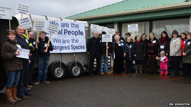 Demonstration held in favour of Strathy South wind farm - BBC News