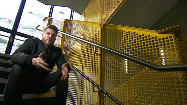 MP Chris Ruane examines question of compulsory voting - BBC News