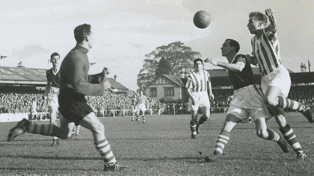 Colchester United: Peter Wright statue at Layer Road site - BBC News