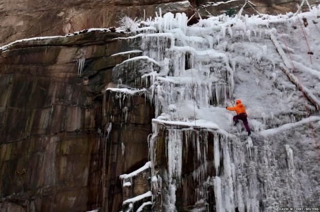 Day in pictures: 9 February 2015 - BBC News