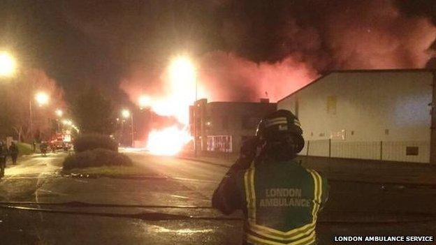 London warehouse destroyed by blaze in Erith - BBC News