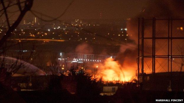 London warehouse destroyed by blaze in Erith - BBC News