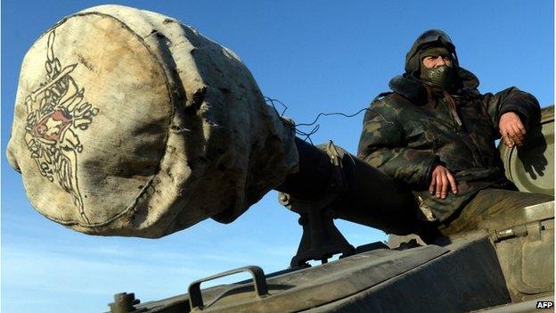 Ukraine 'starts heavy weapons withdrawal' - BBC News