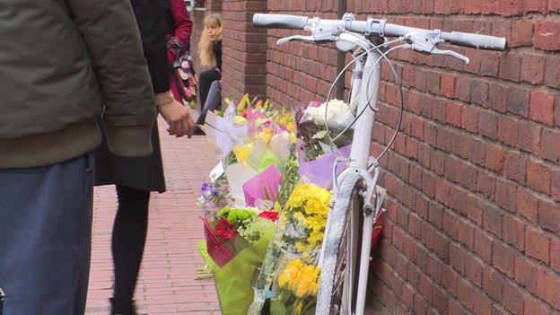 Islington murder of cyclist Alan Cartwright, 15, caught on CCTV - BBC News